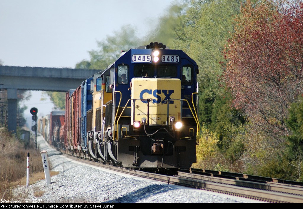 CSX 8485 starts up the hill at Gossum